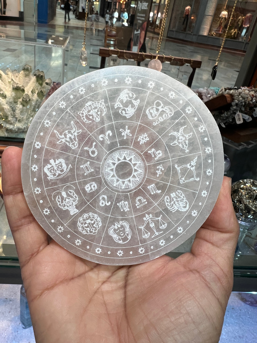 Carved selenite coaster – Piedras Haseya