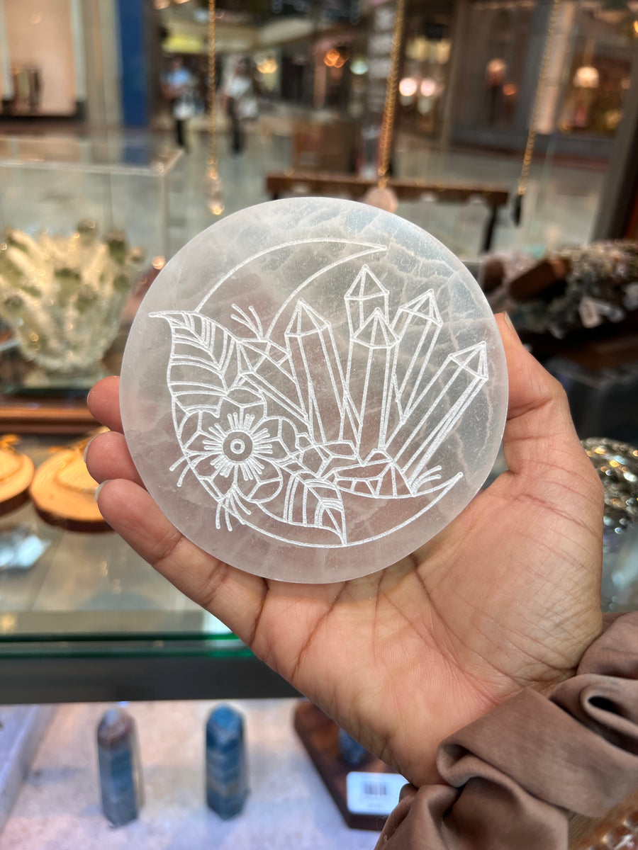 Carved selenite coaster – Piedras Haseya